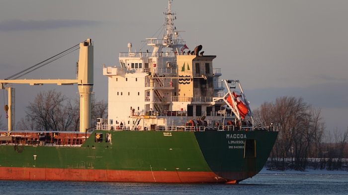 Un navire échoué depuis deux jours au large de Verchères, la Garde ...