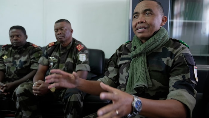 Madagascar : le colonel Randrianirina investi président | Radio-Canada