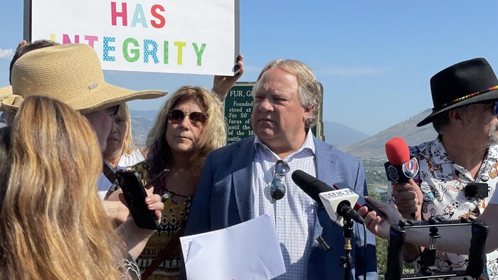 Malgré les critiques, le maire de Kamloops s’accroche à son poste ...