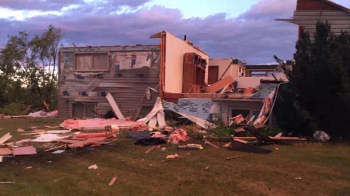 Une tornade traverse la ville d'Alida | Radio-Canada