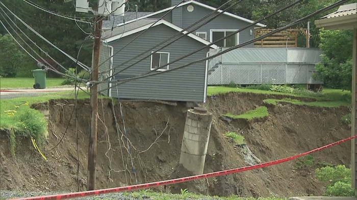 Un couple d’Edmundston impuissant devant sa maison au bord d’un gouffre ...