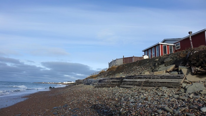 À La Grand’Terre, des maisons risquent de tomber dans l’océan | Radio ...