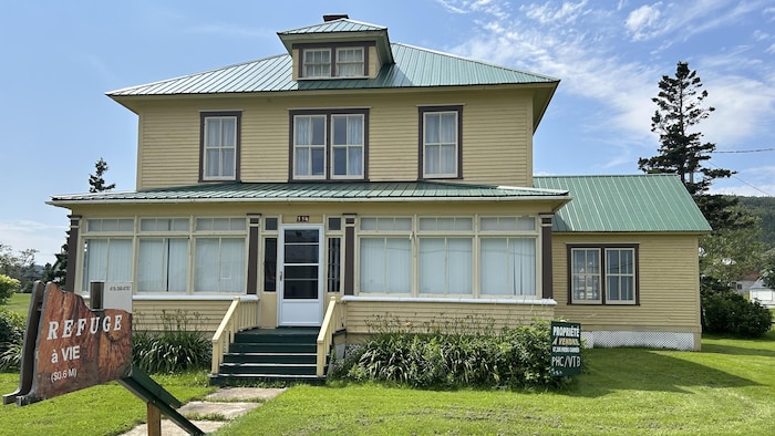 Le chef Ricardo achète une maison historique à Percé | Radio-Canada