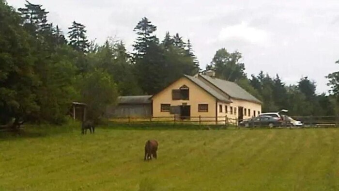 La femme de Dennis Oland intente une action en justice contre son mari ...