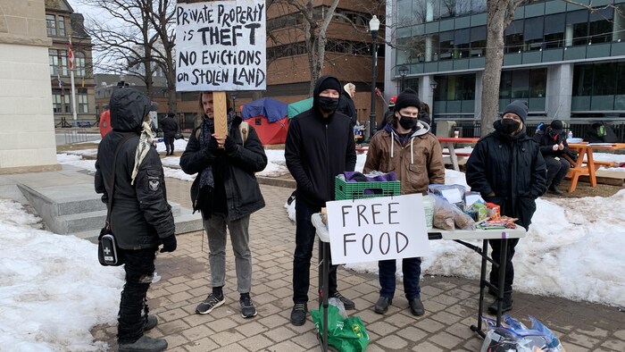 Des manifestants soutiennent les sans-abris qui veulent rester dans les ...
