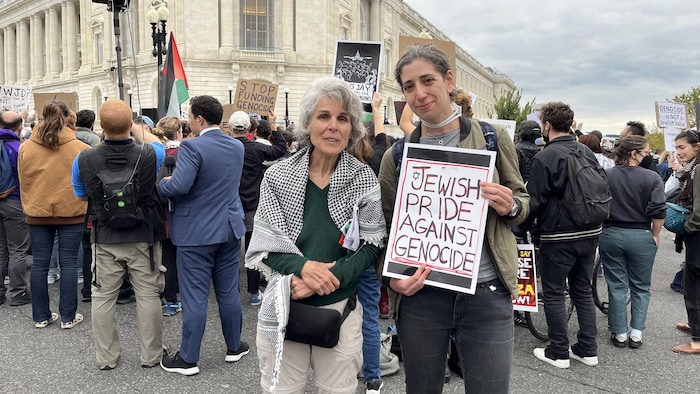 Des manifestants favorables à un cessez-le-feu à Gaza manifestent près ...