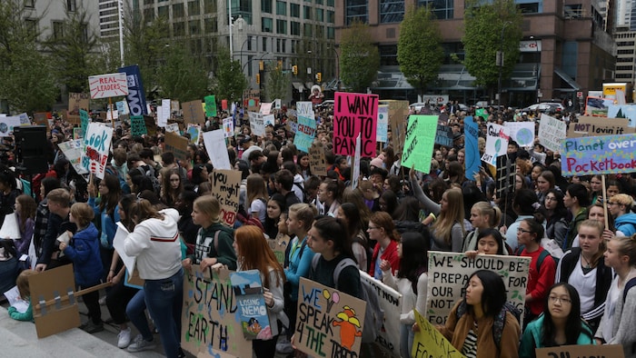 Des centaines de jeunes manifestent contre les changements climatiques ...