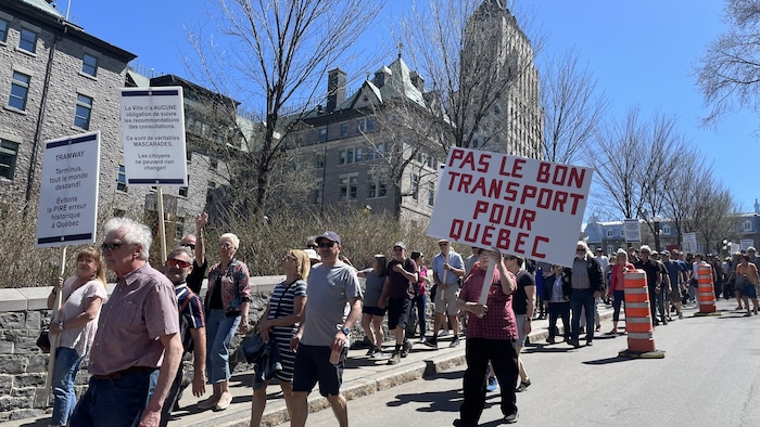 Près De Mille Personnes Ont Manifesté Contre Le Tramway Dimanche à