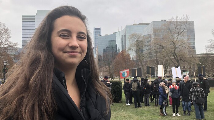 Des centaines de personnes marchent pour le climat à Toronto | Radio-Canada