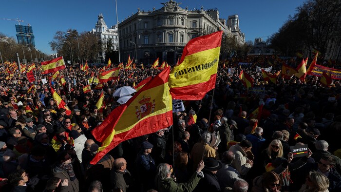 Espagne : des dizaines de milliers de personnes manifestent contre le gouvernement | Radio-Canada