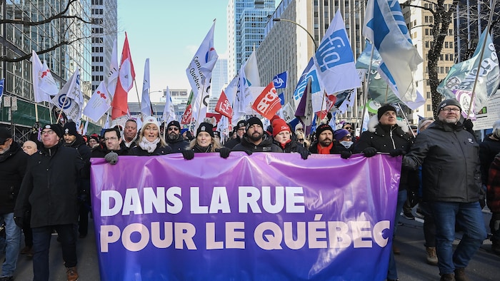« C’est assez » : les syndicats montent aux barricades contre les ...