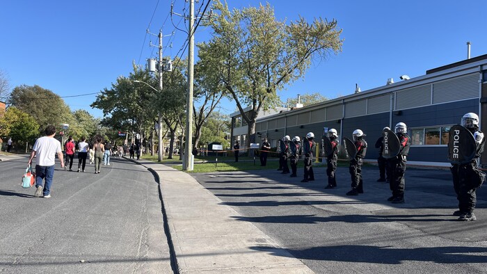 Manifestation pour l’adolescent tué par un policier à Longueuil | Radio ...