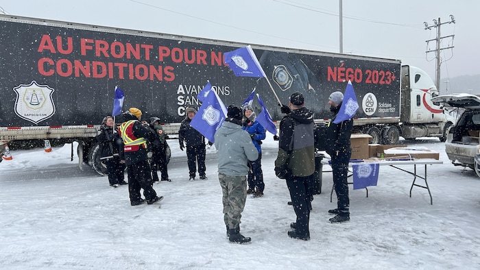 Des agents correctionnels du centre de détention de Sherbrooke se font ...