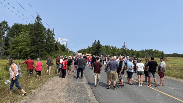À l’île de Lamèque, des résidents manifestent contre la fermeture de la ...