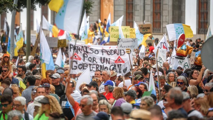 Les habitants des Canaries manifestent contre le tourisme de masse ...