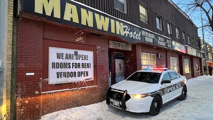 L’hôtel Manwin dans le centre-ville de Winnipeg ravagé par un incendie ...
