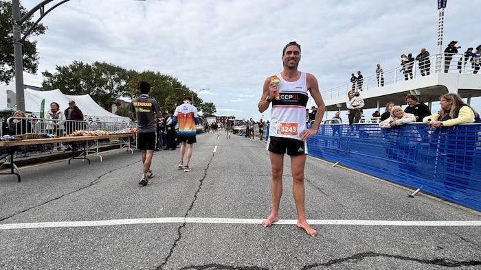 Marathon de Rimouski : 4000 coureurs déferlent dans les rues | Radio-Canada