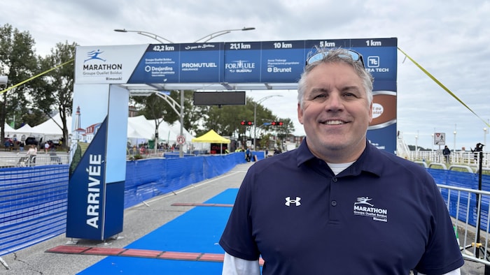 Marathon de Rimouski : 4000 coureurs déferlent dans les rues | Radio-Canada