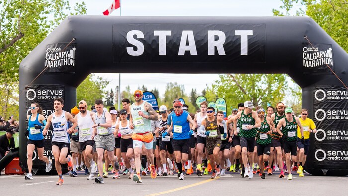 60e marathon Servus de Calgary : 13 600 coureurs franchissent la ligne ...