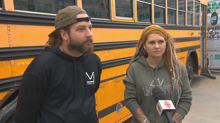 Des autobus scolaires convertis en véhicules récréatifs | Radio-Canada