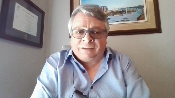 « Ils ont le droit de vivre leur vie » : comment gérer la COVID en ...