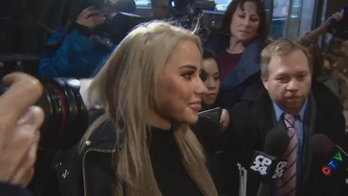 L'affaire de la femme qui aurait jeté une chaise d’un balcon pourrait ...