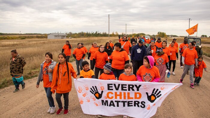 Une marche pour soutenir les survivants des pensionnats dans la Nation Dakota Canupawakpa ...