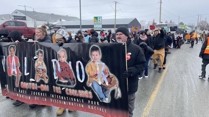 Les marcheurs bravent le froid pour dire non au racisme à Val-d’Or ...