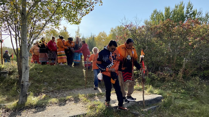 Ils marchent pour ramener les survivants de pensionnats autochtones à Kitcisakik | Radio-Canada