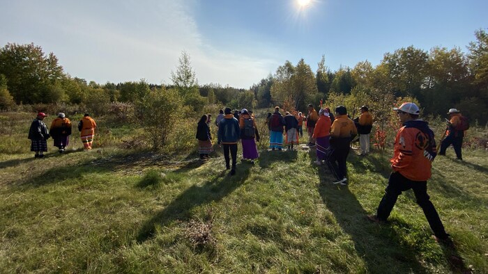 Ils marchent pour ramener les survivants de pensionnats autochtones à Kitcisakik | Radio-Canada