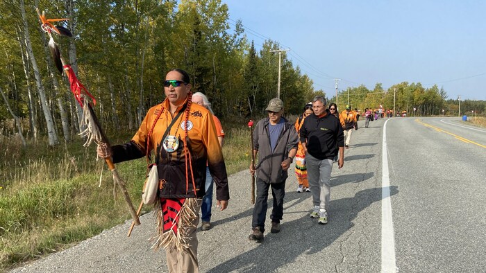 Ils marchent pour ramener les survivants de pensionnats autochtones à Kitcisakik | Radio-Canada