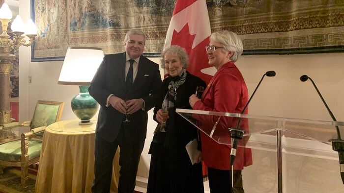 Margaret Atwood décorée par la France à Ottawa | Radio-Canada