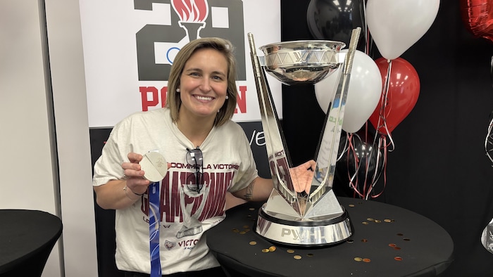 Marie-Philip Poulin avec la coupe Walter à Beauceville | Radio-Canada