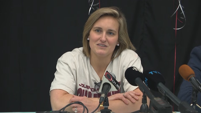 Marie-Philip Poulin avec la coupe Walter à Beauceville | Radio-Canada