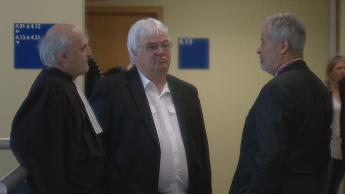 Un ex-dirigeant de la firme Roche de nouveau accusé | Radio-Canada