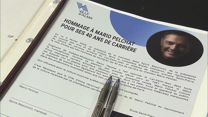 Un hommage pour Mario Pelchat à l’École Saint-Pierre d’Alma pour ses 40 ...