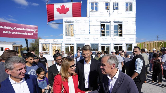 Mark Carney annonce la construction de 4000 maisons préfabriquées à ...