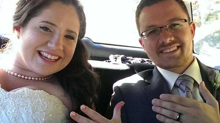 Ils combinent leurs noms de famille pour créer leur propre nom marital ...