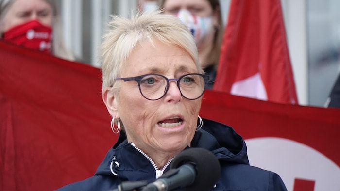 Des congés de maladie payés réclamés par des groupes de travailleurs à ...