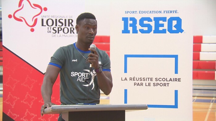 Le respect des arbitres sportifs s’impose enfin sur le jeu | Radio-Canada