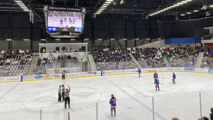 Le Blizzard d’Edmundston remporte le premier match en deuxième ronde | Radio-Canada