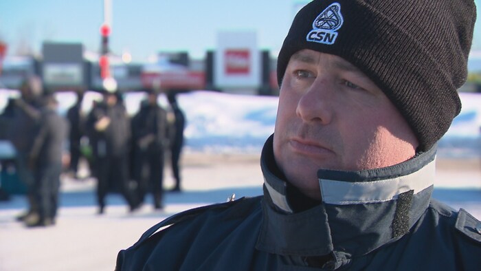 Les agents correctionnels font pression sur la ministre Guilbault | Radio-Canada