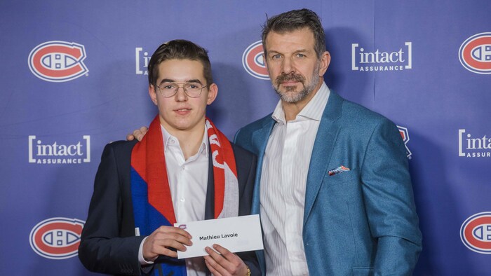 Le hockeyeur Mathieu Lavoie obtient une bourse d’excellence | Radio-Canada