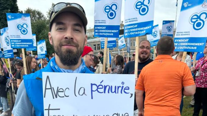 Des enseignants manifestent devant trois centres de services scolaires ...