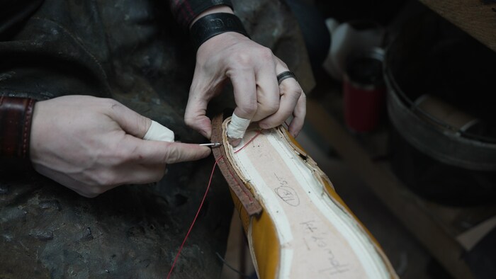 Les chaussures sur mesure fabriquées à Cobalt | Radio-Canada