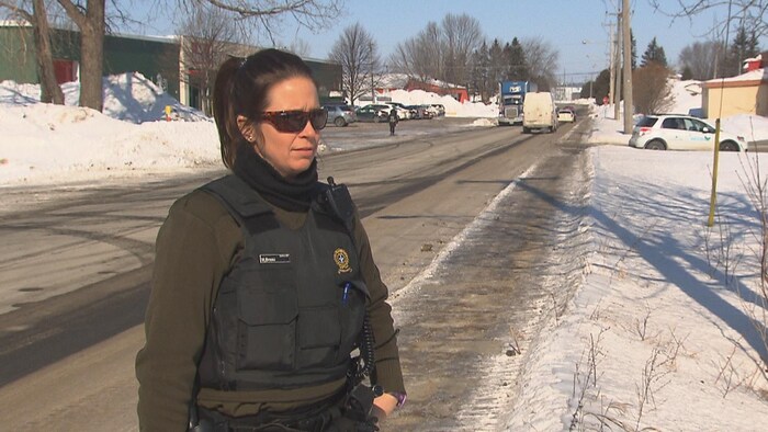 Hommages à la policière tuée en service à Louiseville | Radio-Canada