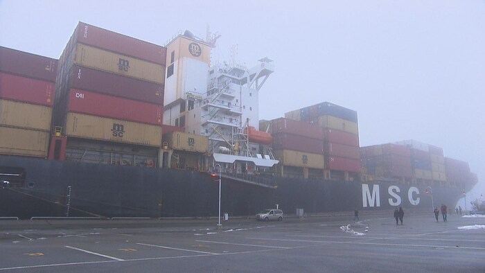 Un porte-conteneurs amarré au port de Trois-Rivières en raison de cas ...