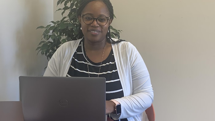 Des élèves « fatigués » s’efforcent de suivre les cours pendant le ...