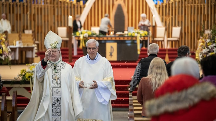Messe de Pâques à Nicolet : l’évêque relaie l’appel à la paix du pape ...