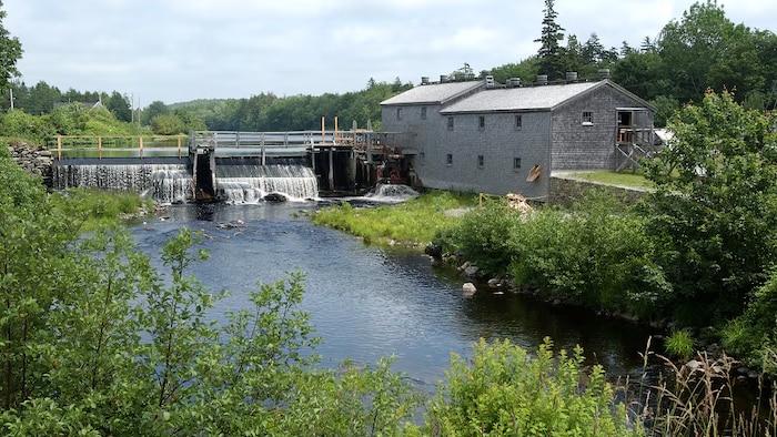 Un moulin historique part en fumée dans la région de Meteghan | Radio ...